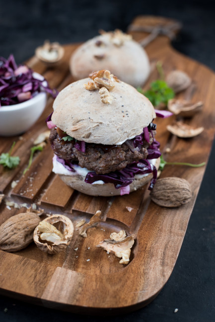 Burgerrezepte: Winterlicher Rotkohlburger mit Rinderpattie und Walnussbuns