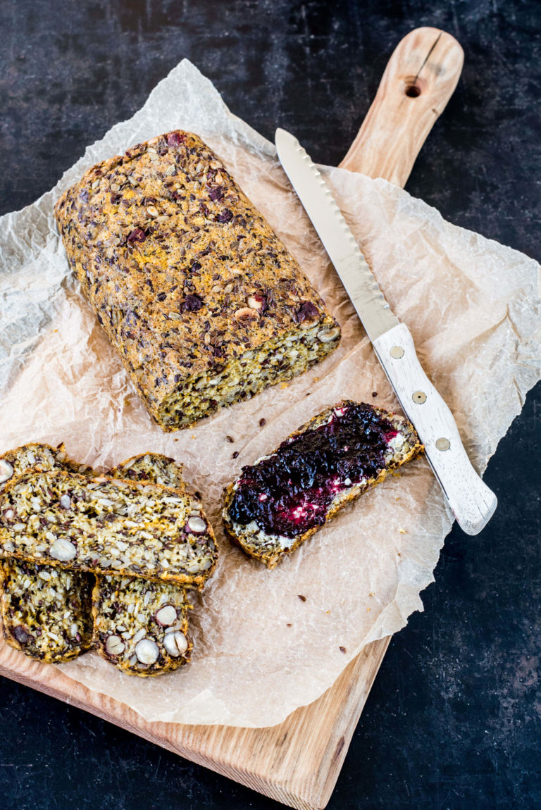Life-Changing-Bread mit Haselnüssen und Karotten