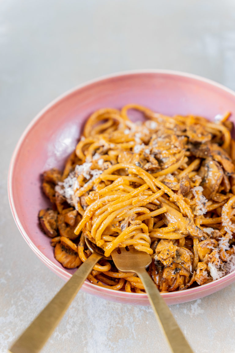 Schnelle Rahm-Champignons mit Tomate und Parmesan | schmecktwohl